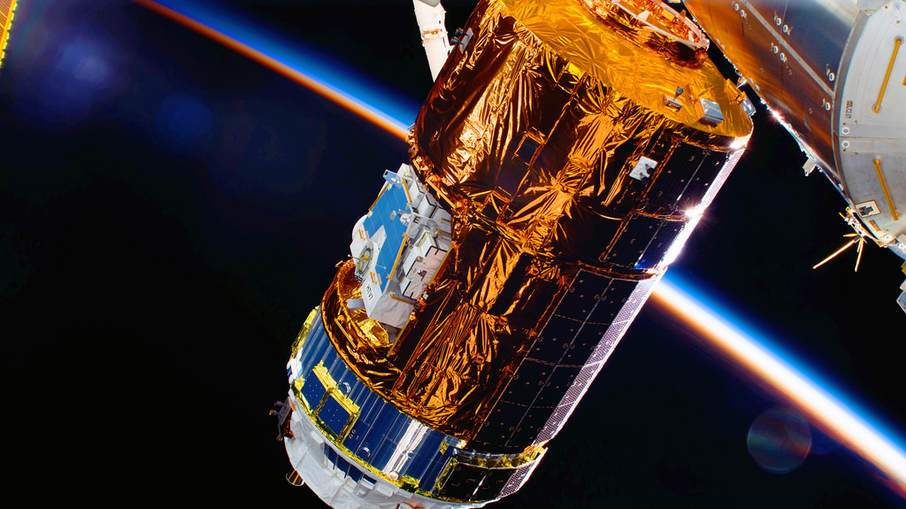 JAXAが宇宙から帰還したカプセルを公開【JAXA shows capsule returning from space】 | 英語ニュースで ...